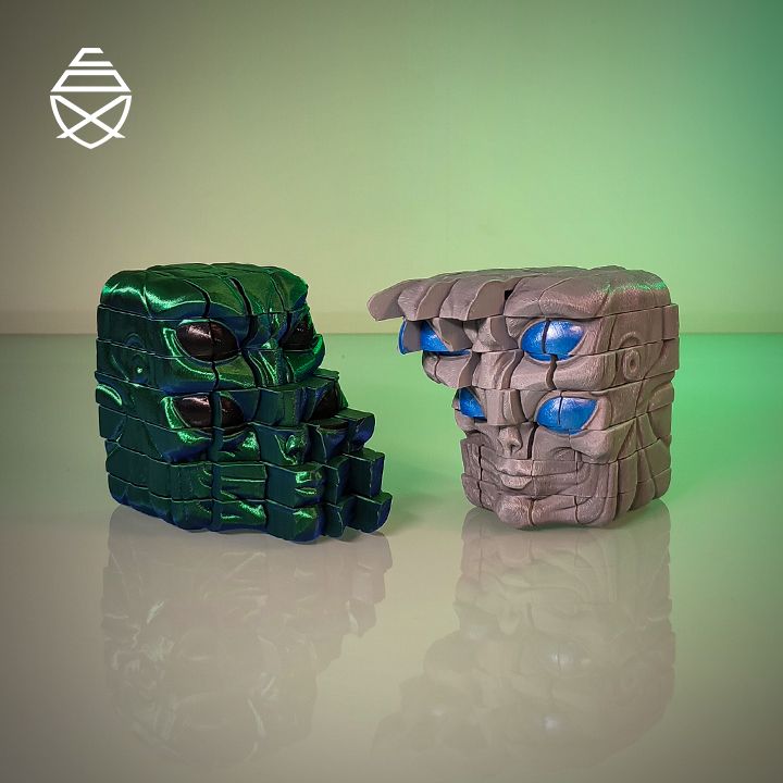 3D Printable PIXEL ALIEN + BODY HOLDER by PipeCox